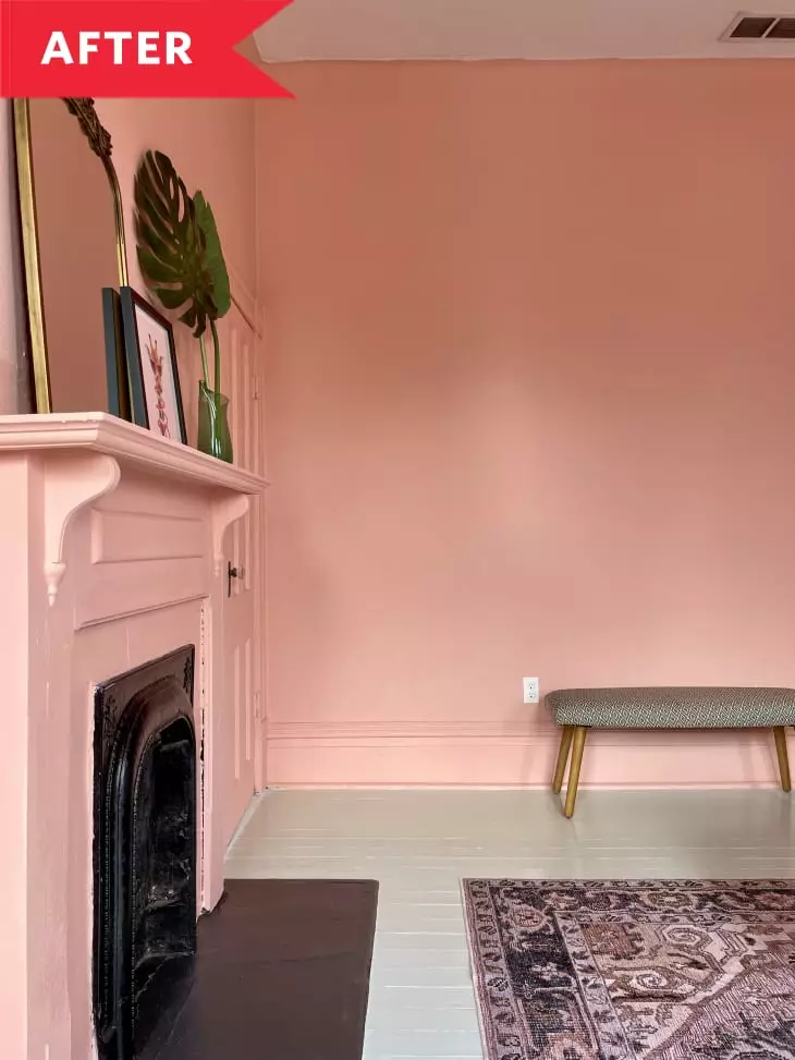 Banc a l'habitació amb parets roses i llar de foc rosa