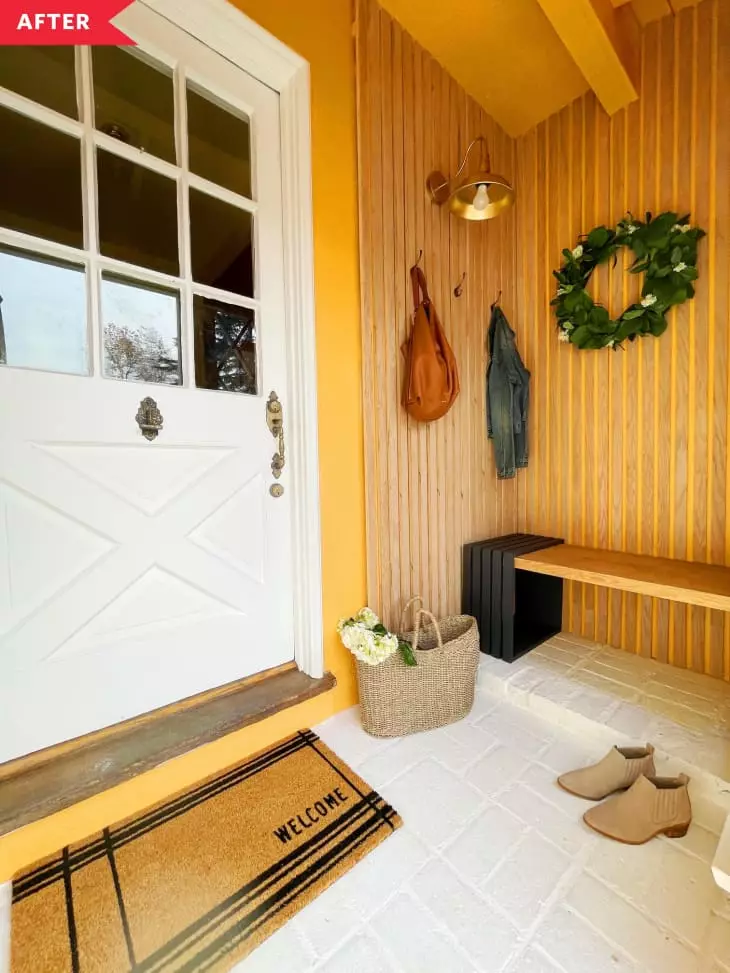 Pagkahuman: Slatted wood entryway nga adunay orange accent ug kahoy nga bangko