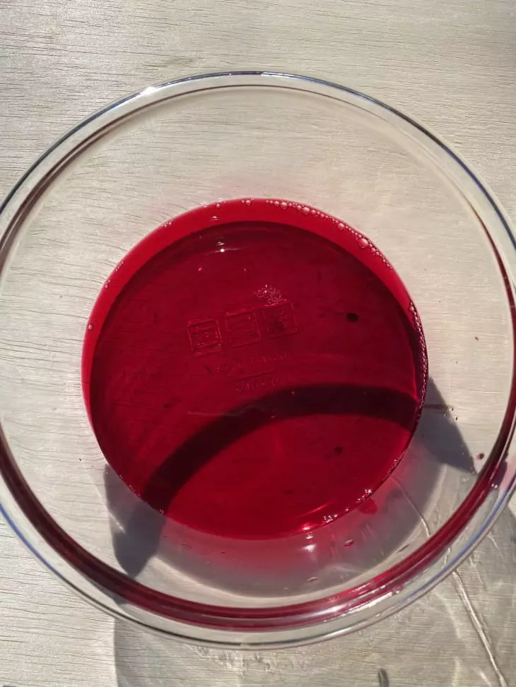 Glasschüssel voller Rote-Beete-Saft