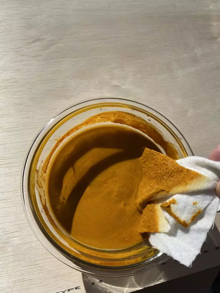 Pânză albă înmuiată în pată de turmeric