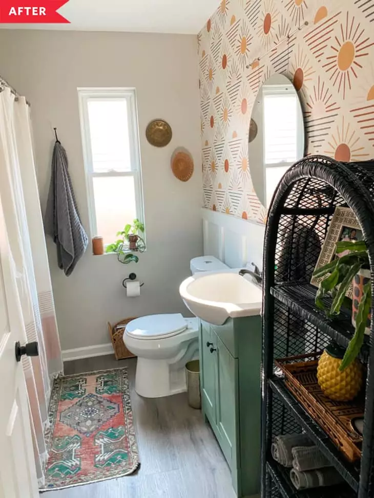 Poslije: kupaonica sa zelenim toaletnim priborom, zidom s šablonskim elementima i pletenom policom