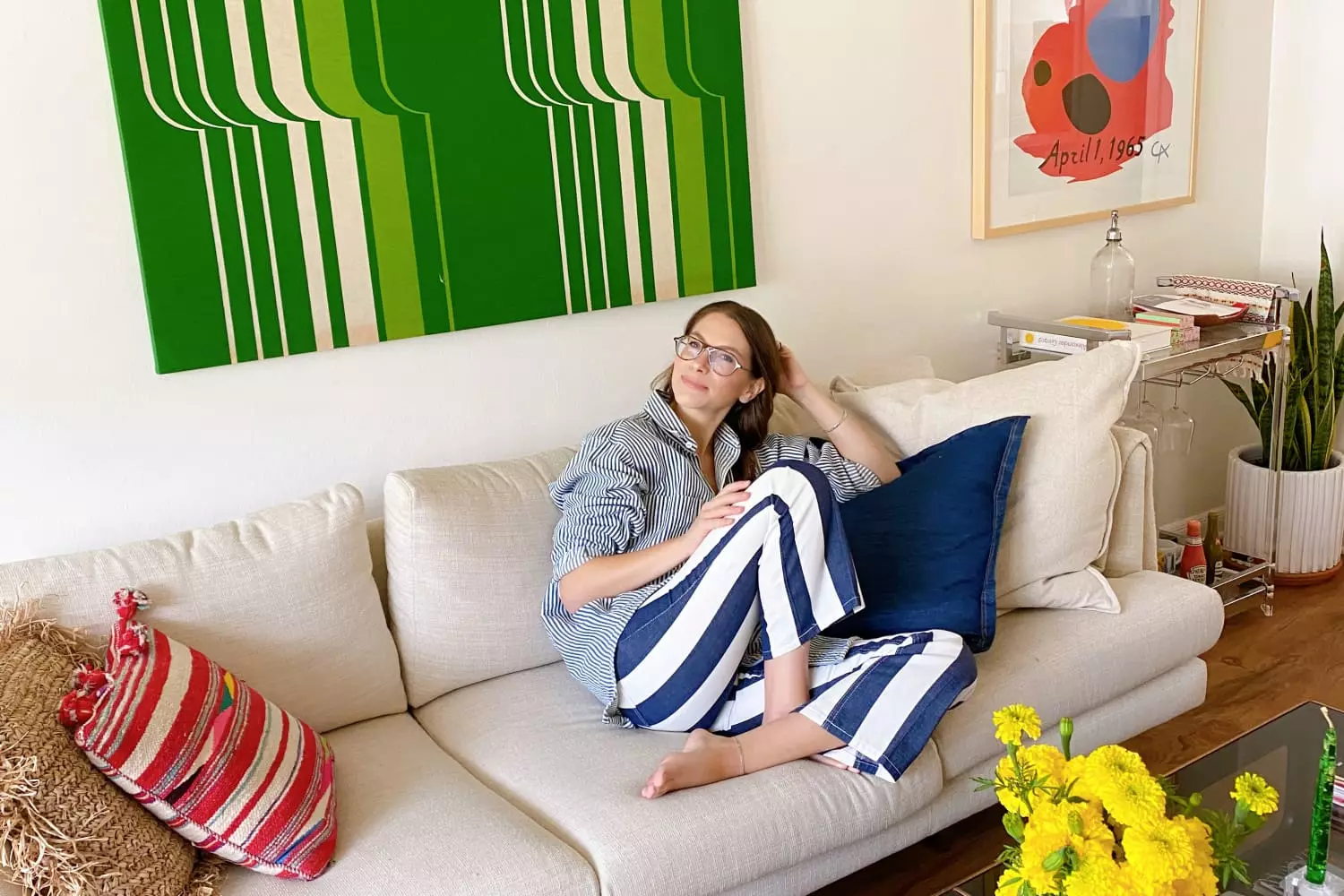 Este diretor de arte tem o apartamento de aluguel mínimo, moderno e colorido mais fofo