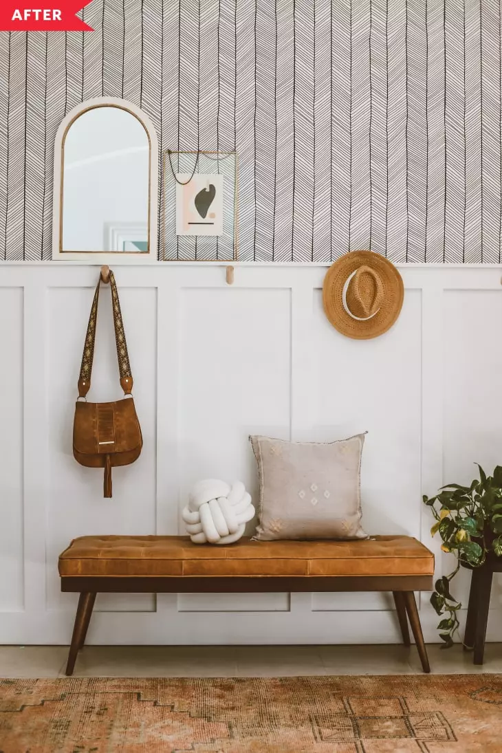 Na: plank-en-latten muur met behang en een leren bank