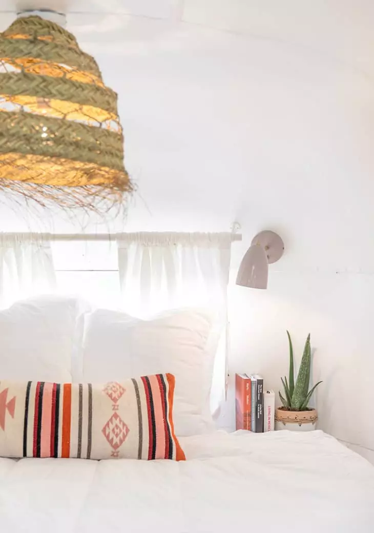 Kamar tidur di Airstream sareng Woven Pendant