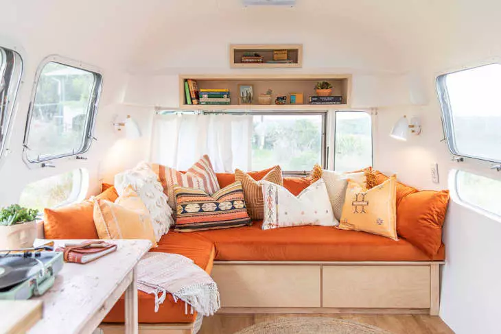 Sofa ine ngura mune Airstream makeover