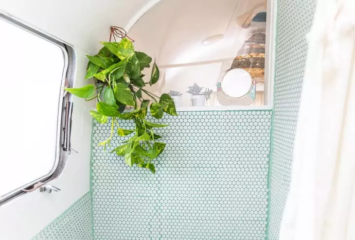 Relooking de la salle de bain Airstream avec du carrelage vert et du coulis